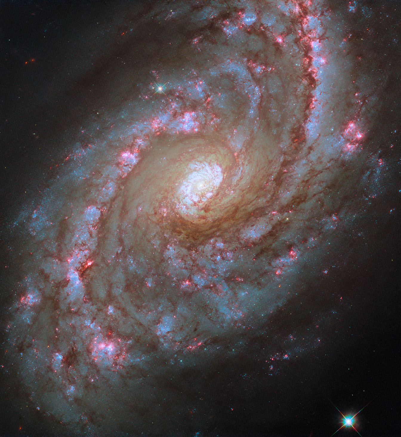 Il telescopio orbitale Hubble ha rivelato nuovi particolari su NGC 5248 ...